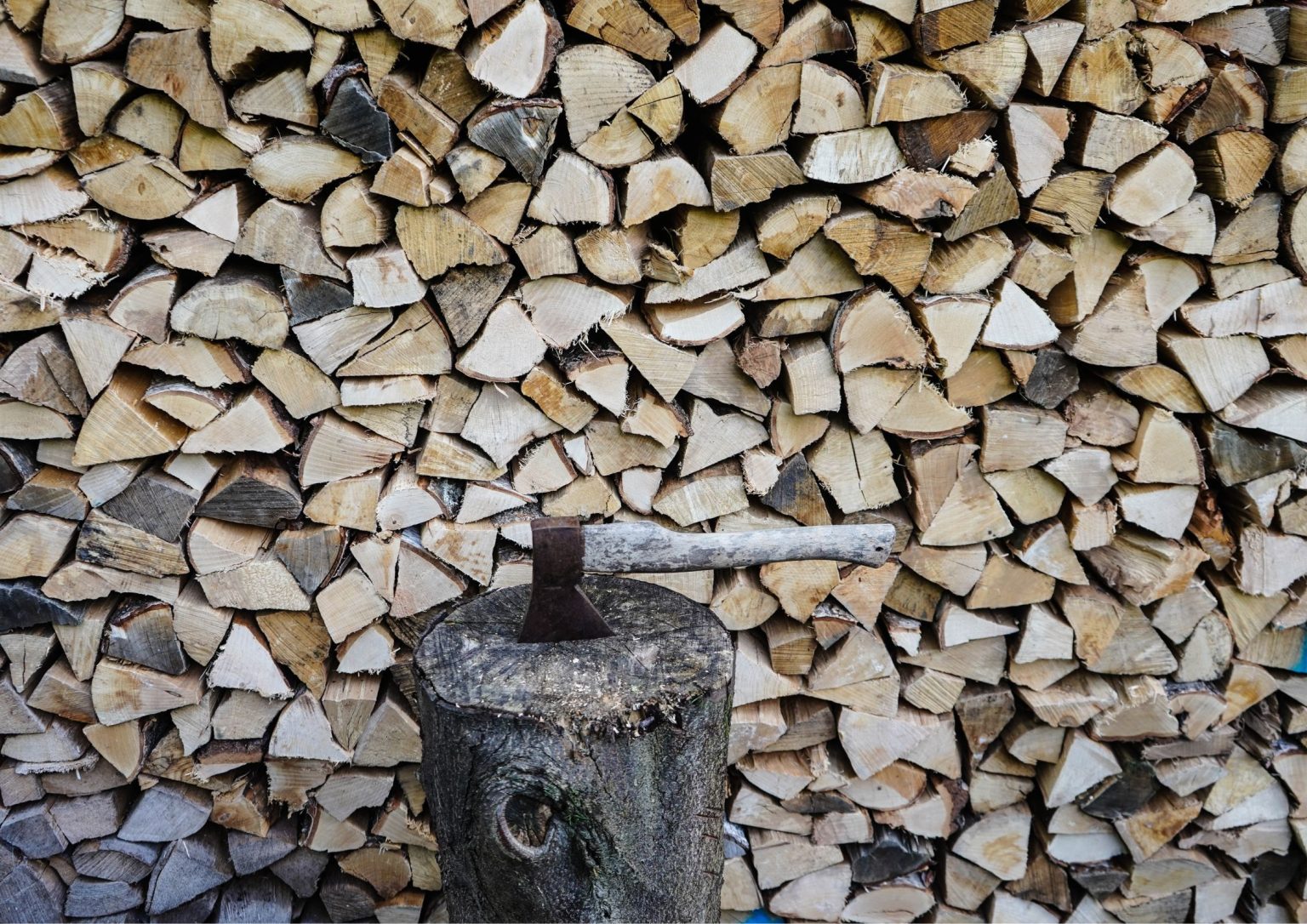 Oppbevaring av ved ute: Slik unngår du fukt | Hjem Og Hage