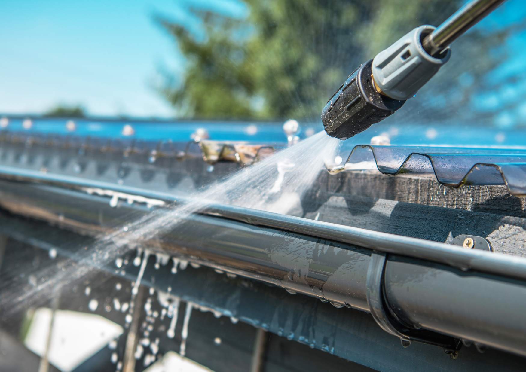 Hvordan rense takrenner selv – og når bør det gjøres? | Hjem Og Hage